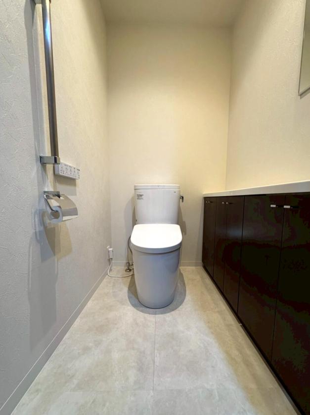 造作カウンターで快適なトイレ空間に | リフォーム実例 | TOTO株式会社