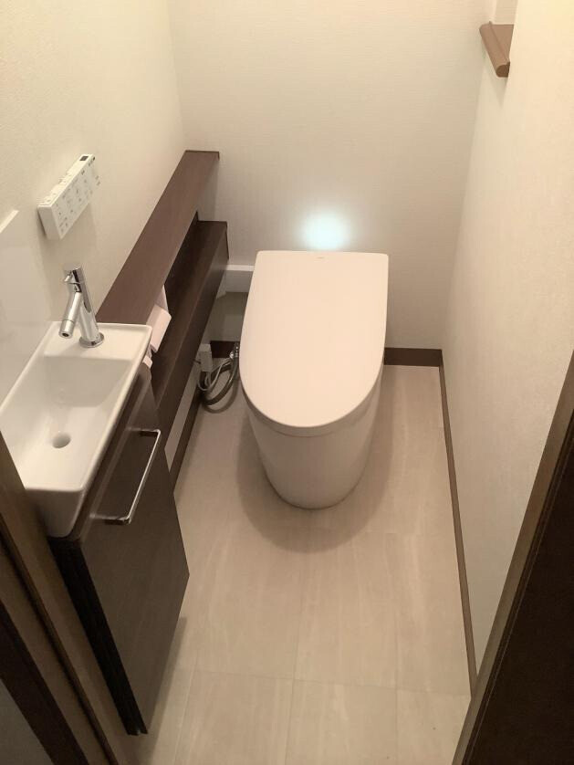 お掃除しやすいシンプルでシックなトイレ空間 | リフォーム実例 | TOTO株式会社