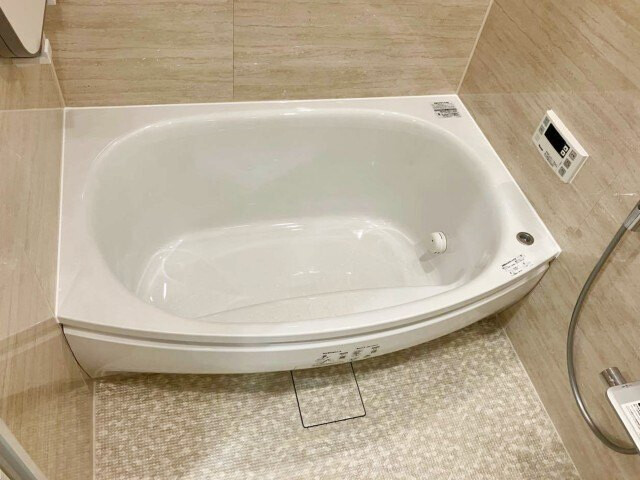 サイズアップとワイド浴槽で広々とくつろげる浴室 | リフォーム実例 | TOTO株式会社